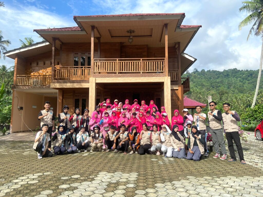 Kegiatan Senam Bersama Ibu-Ibu Desa Hanura Dorong Pola Hidup Sehat ...